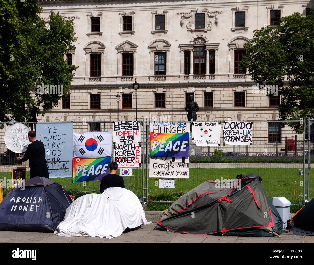 Protesters outside the Houses of Parliament in Parliament Square Stock ...