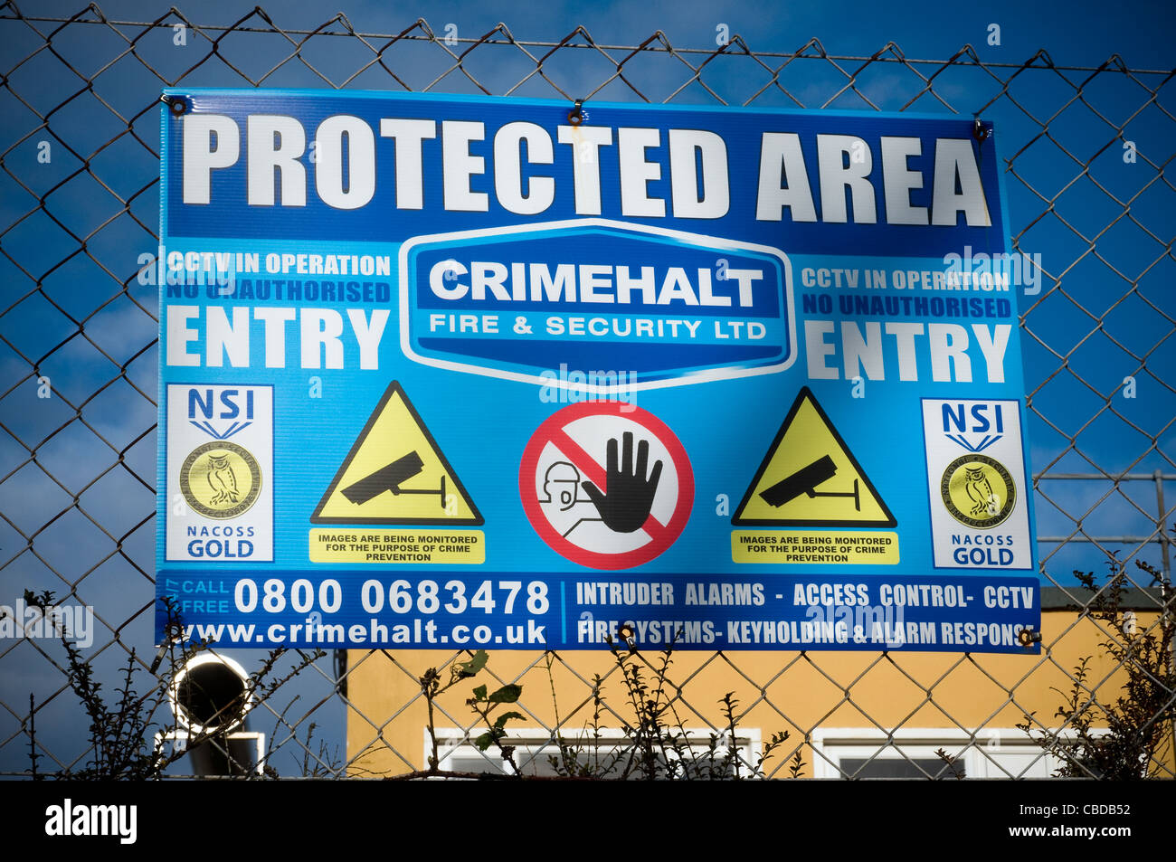 Protected area sign on chain fence Stock Photo - Alamy