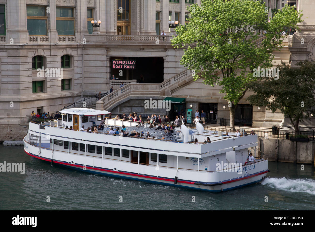 Wendella excursion boat on Chicago River at Wrigley Building dock Stock ...