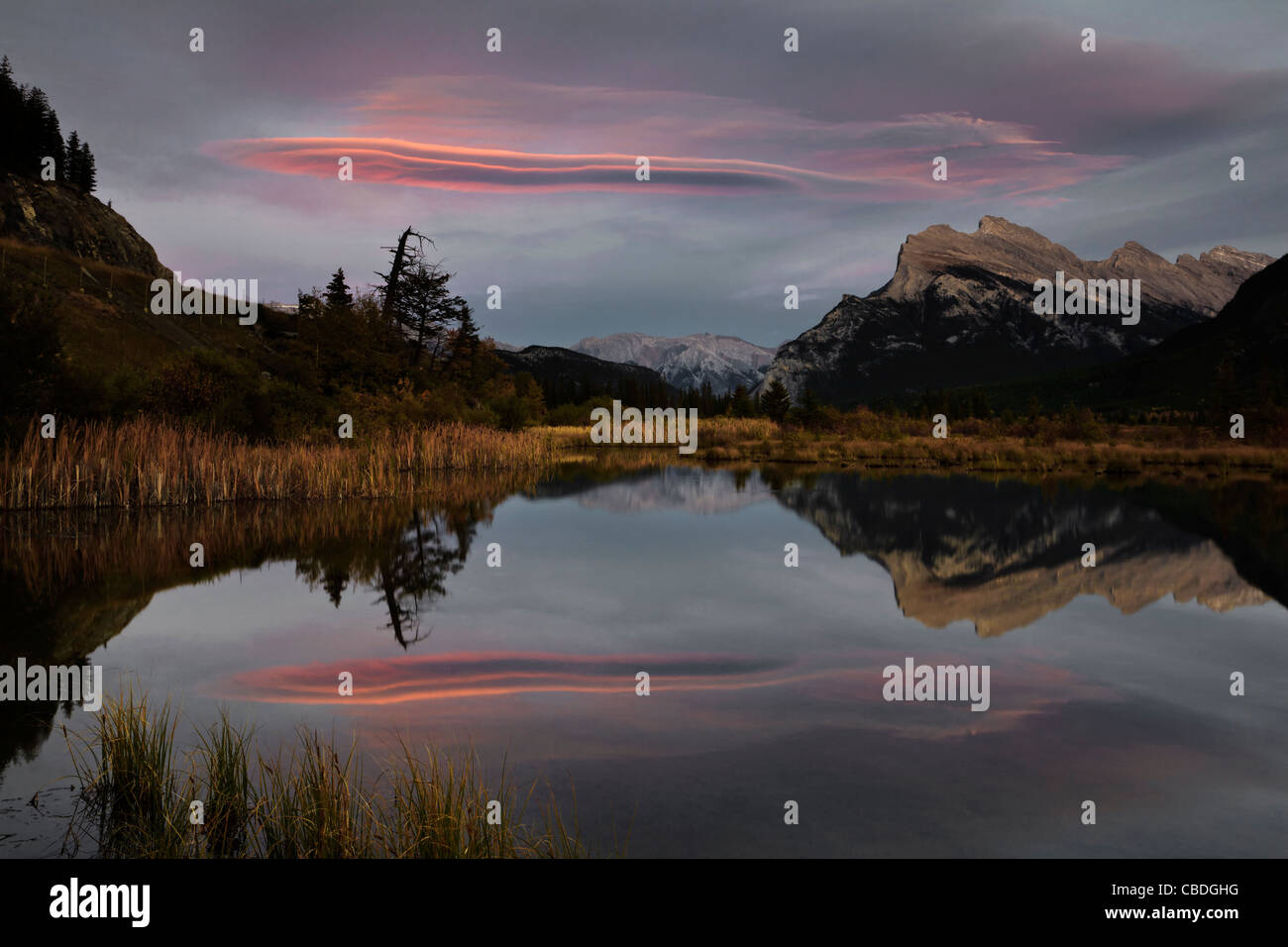 Vermillion lakes hi-res stock photography and images - Alamy