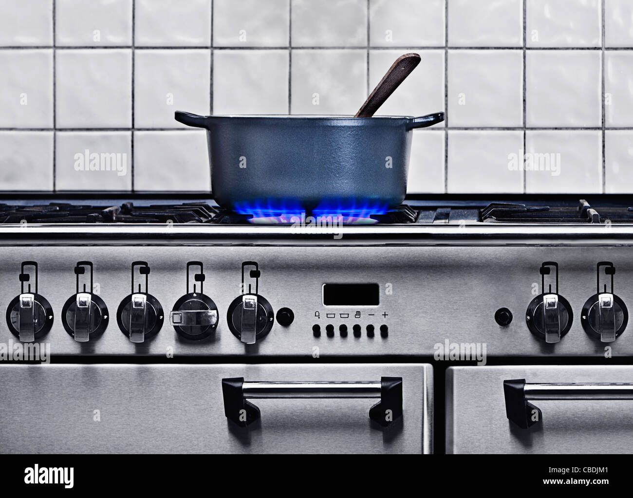 Cooking on gas hob hi-res stock photography and images - Alamy