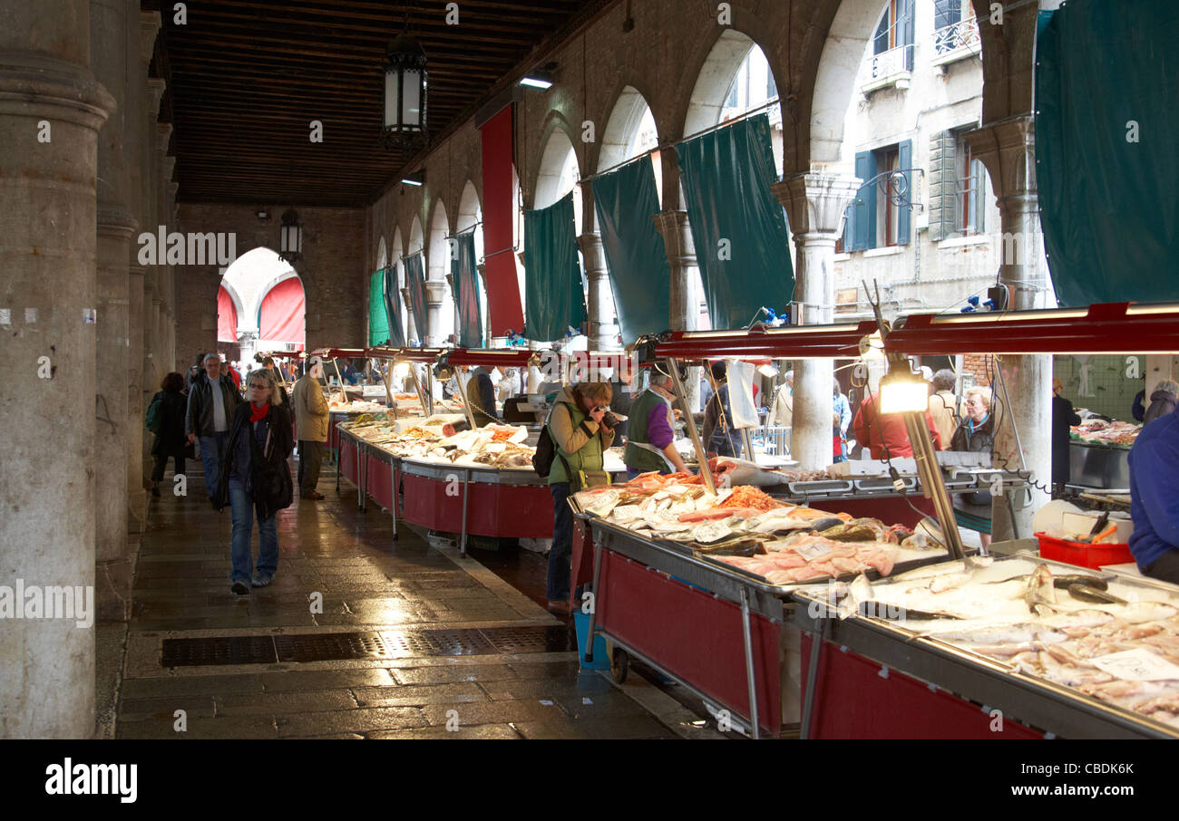 Market on the canal hi-res stock photography and images - Alamy
