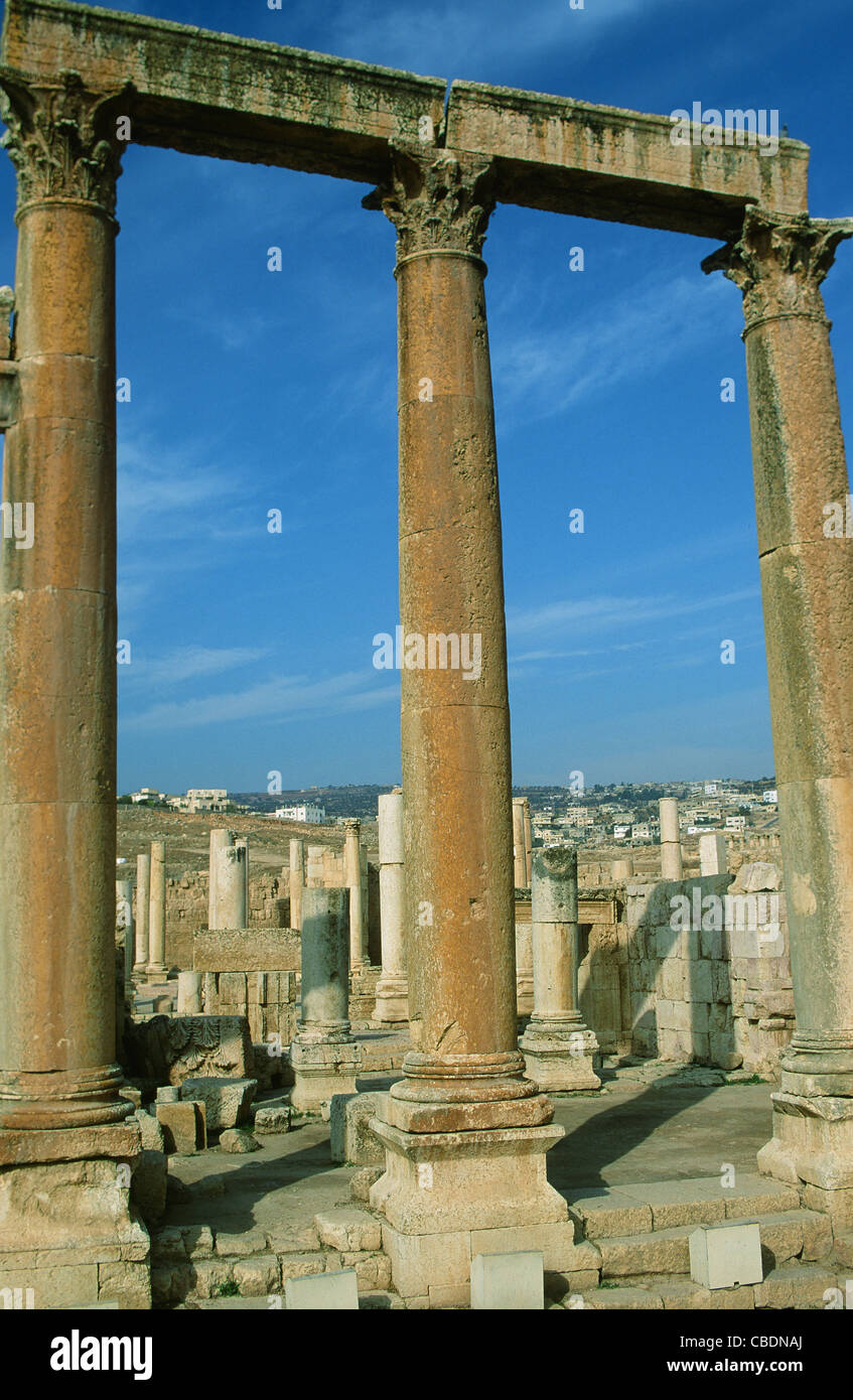 Street of columns at the Roman ruins of Jerash in Jordan Stock Photo ...