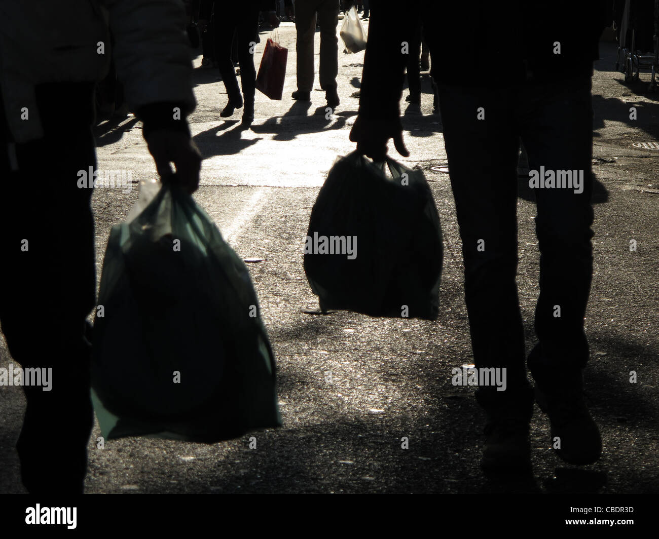 People carrying lots of shopping bags hi-res stock photography and ...
