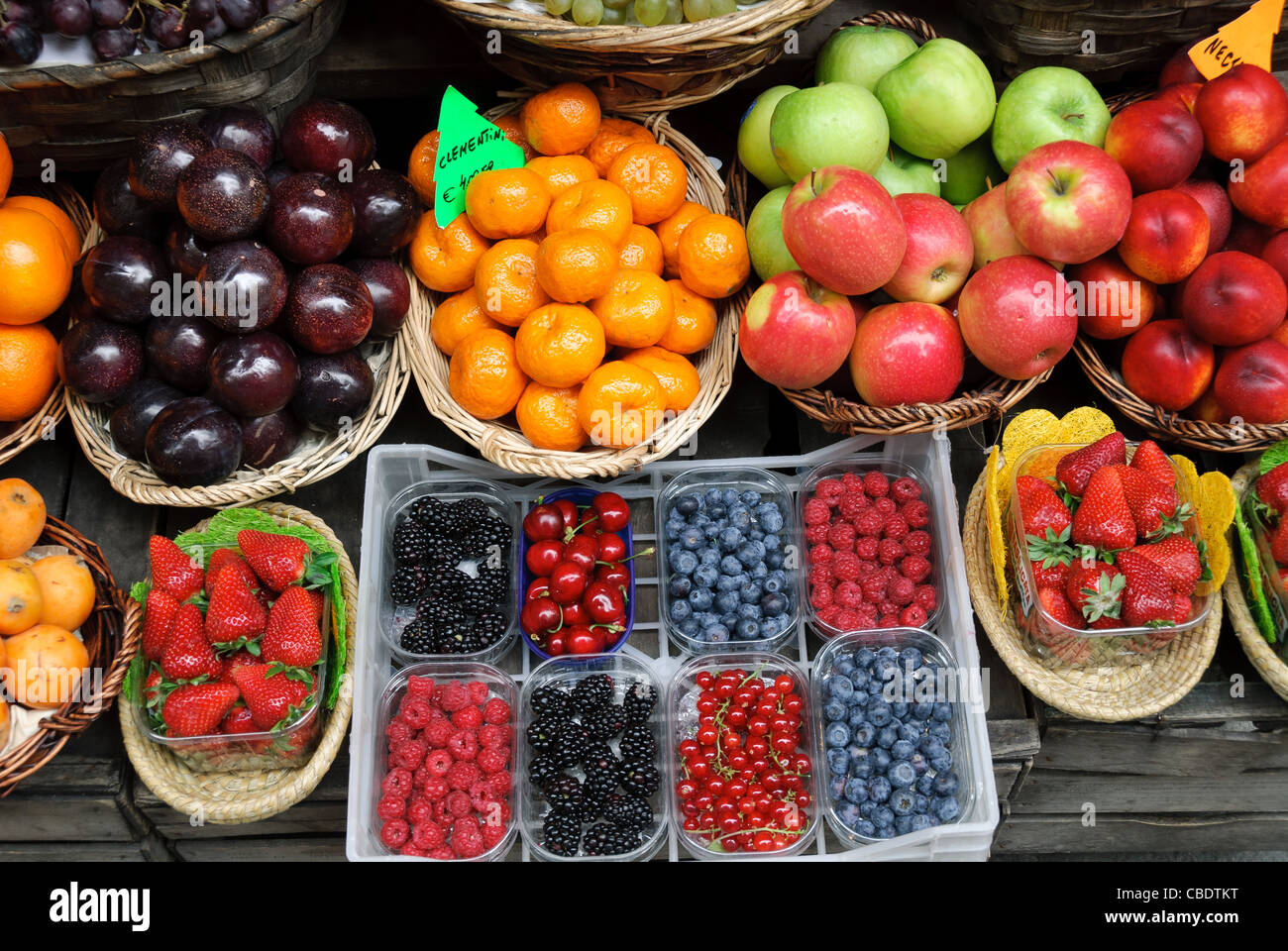 Fruit on display in the baskets Stock Photo - Alamy