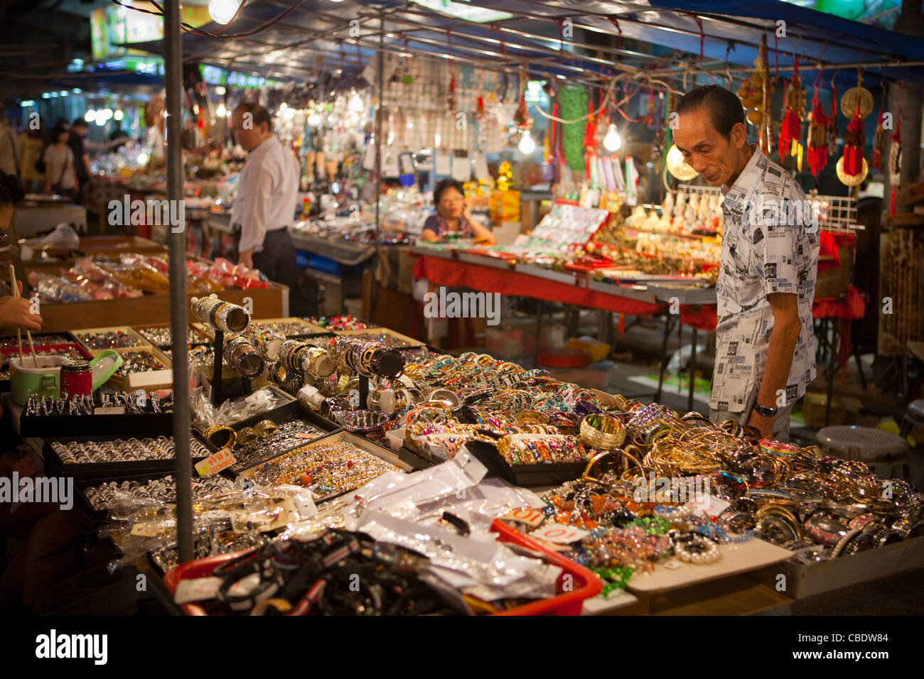 Locals shopping at Temple Street Night Market Stock Photo - Alamy