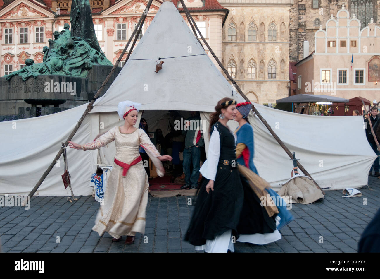 Traditional medieval dance performers in the Prague old town Stock ...