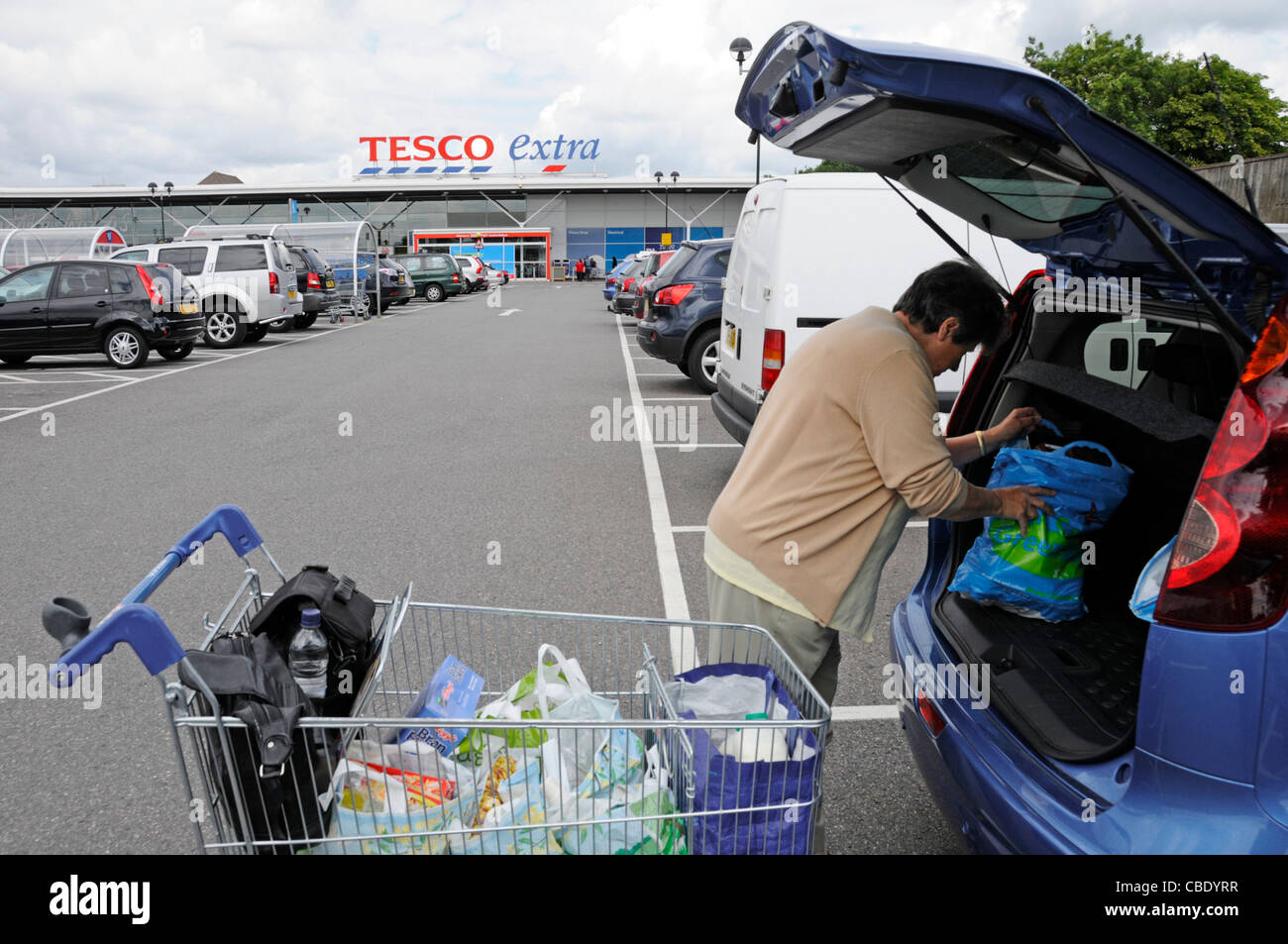 Tesco car park trolley hi-res stock photography and images - Alamy
