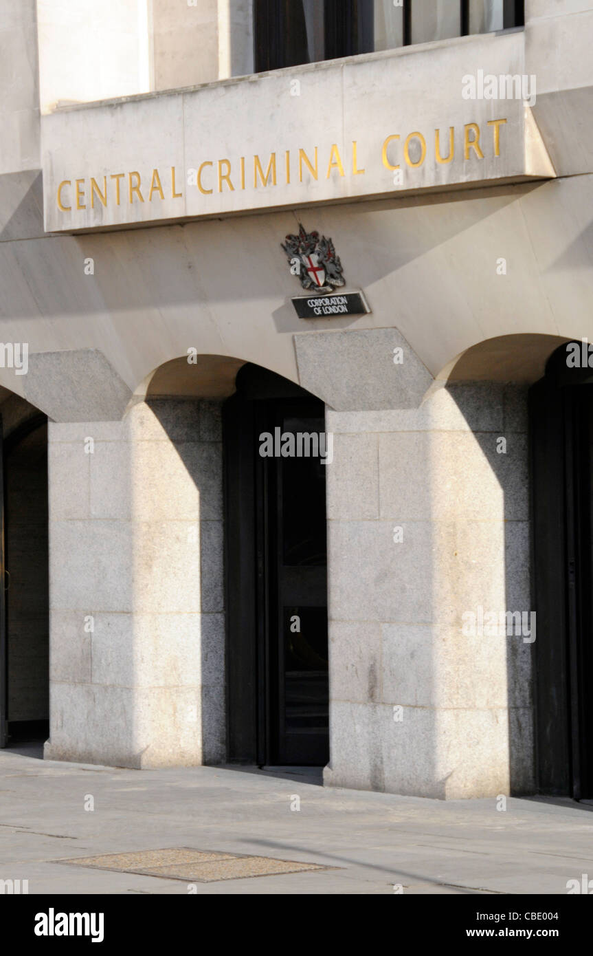 London street with sign above Old Bailey Central Criminal Court and ...