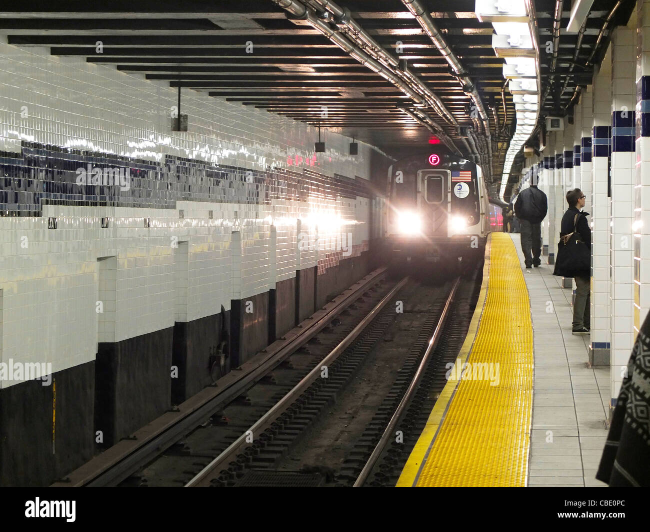 subway train in station Stock Photo - Alamy