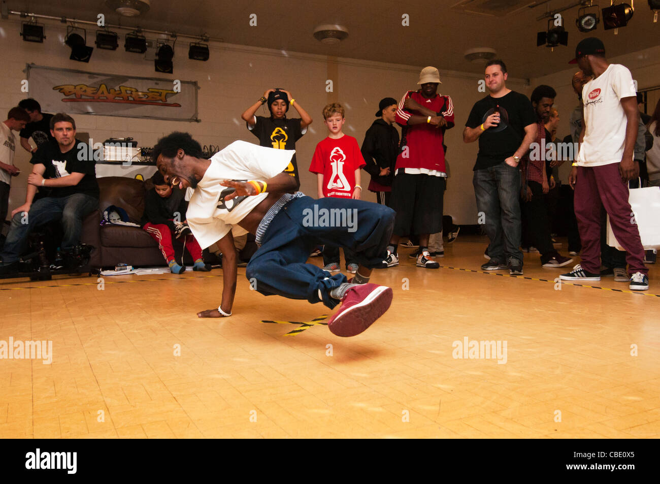 Breakdancer hi-res stock photography and images - Alamy