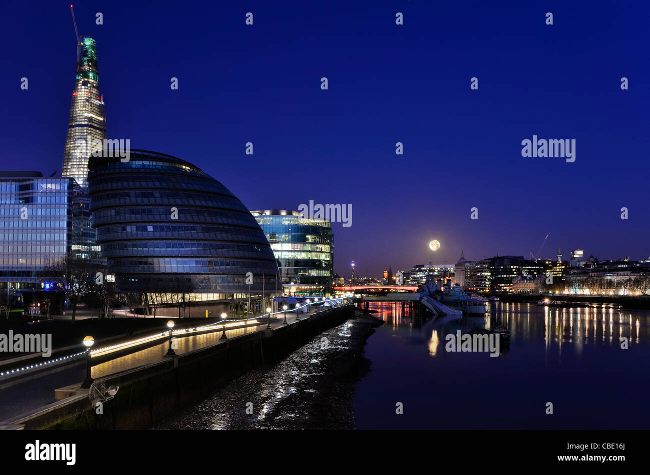 Hms belfast at night hi-res stock photography and images - Alamy
