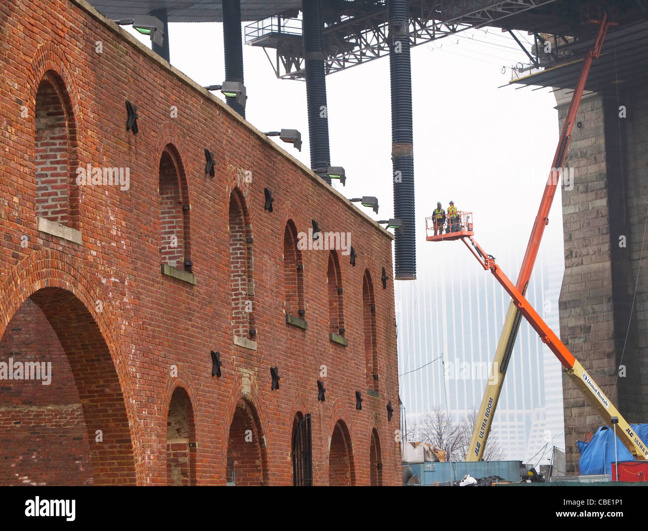 Brooklyn bridge construction workers hi-res stock photography and ...