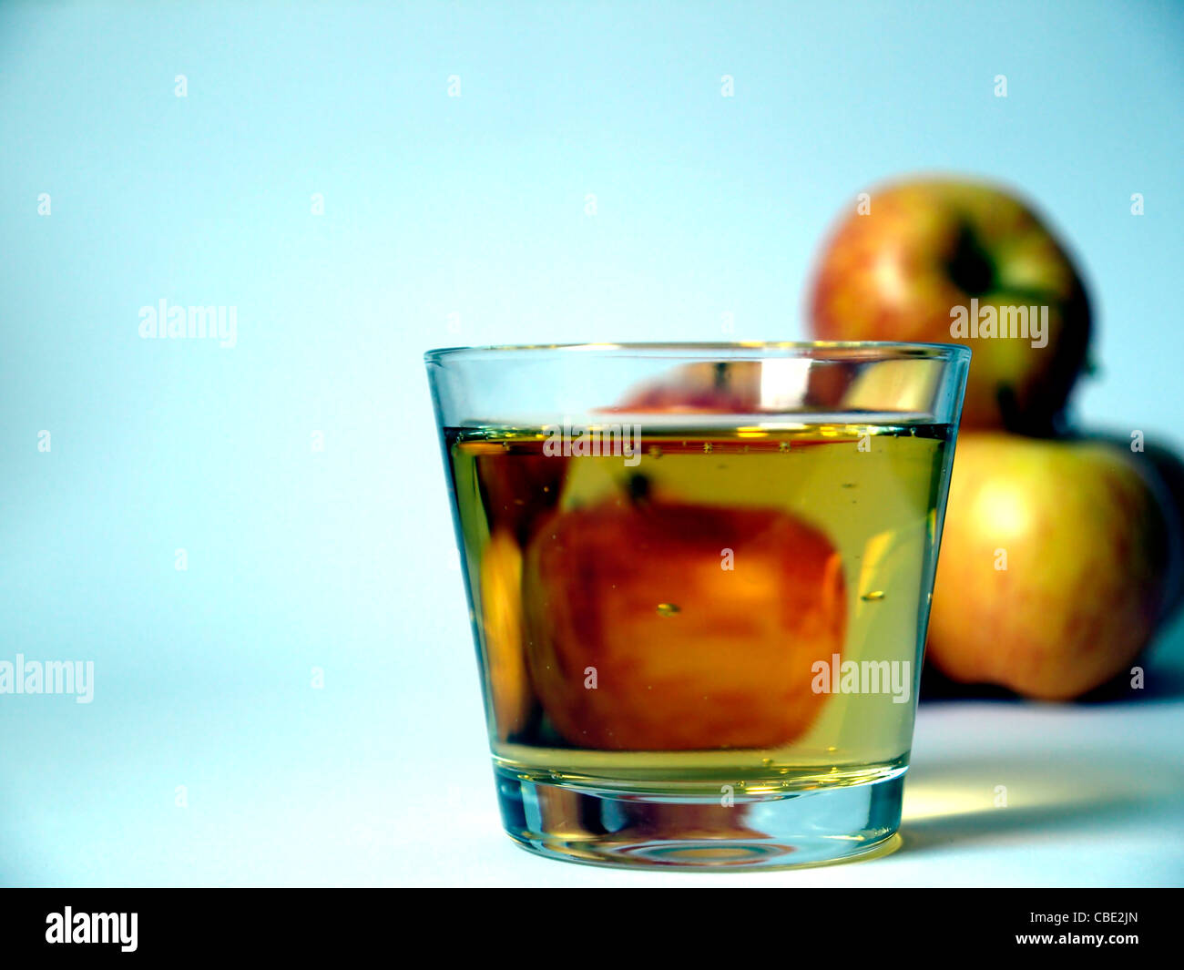 Fresh apple juice with apples Stock Photo - Alamy
