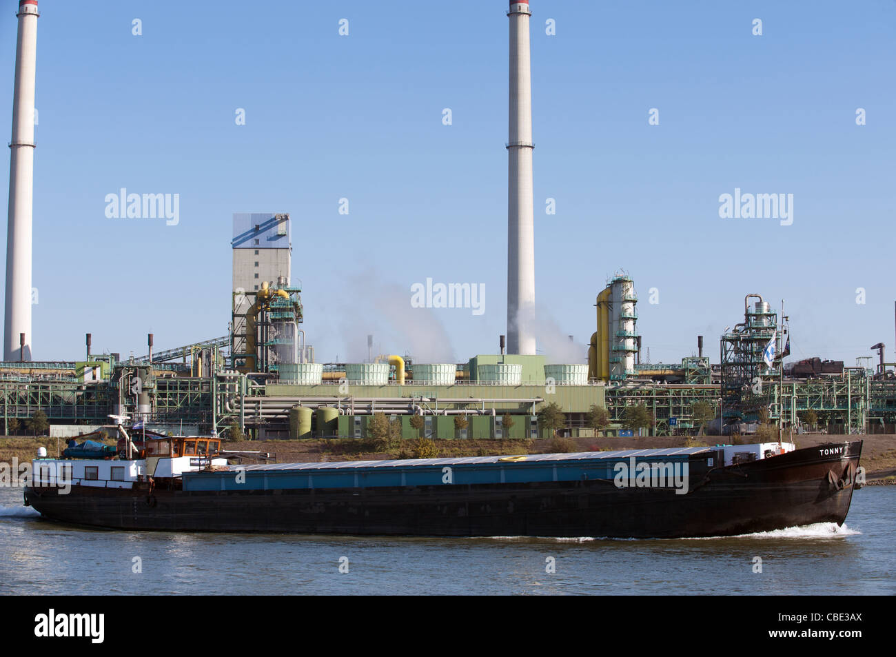 Commercial barge traffic on river hi-res stock photography and images ...