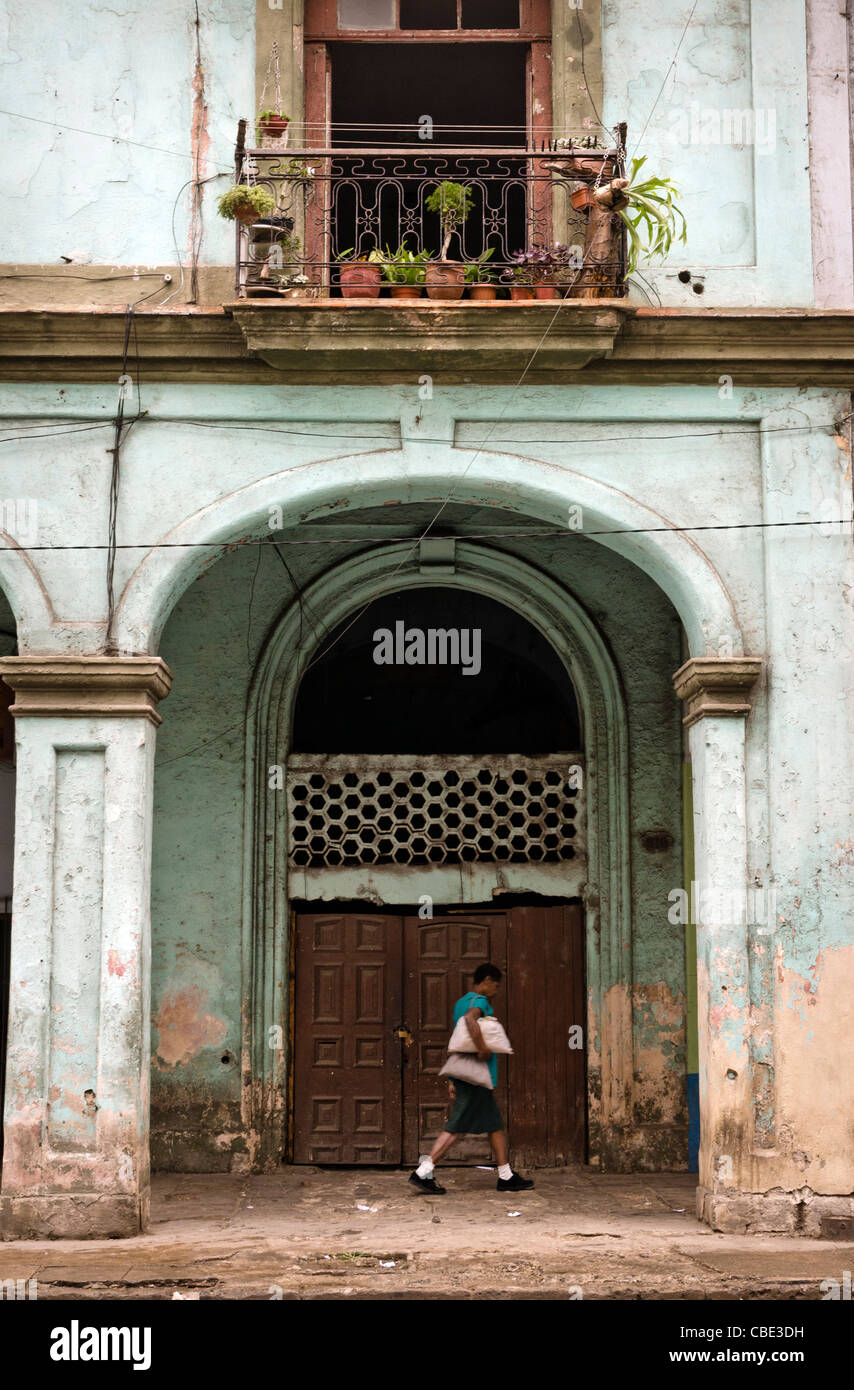 Havana street scene old hi-res stock photography and images - Alamy