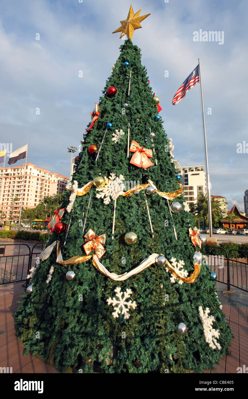 Large outdoor christmas tree hi-res stock photography and images - Alamy