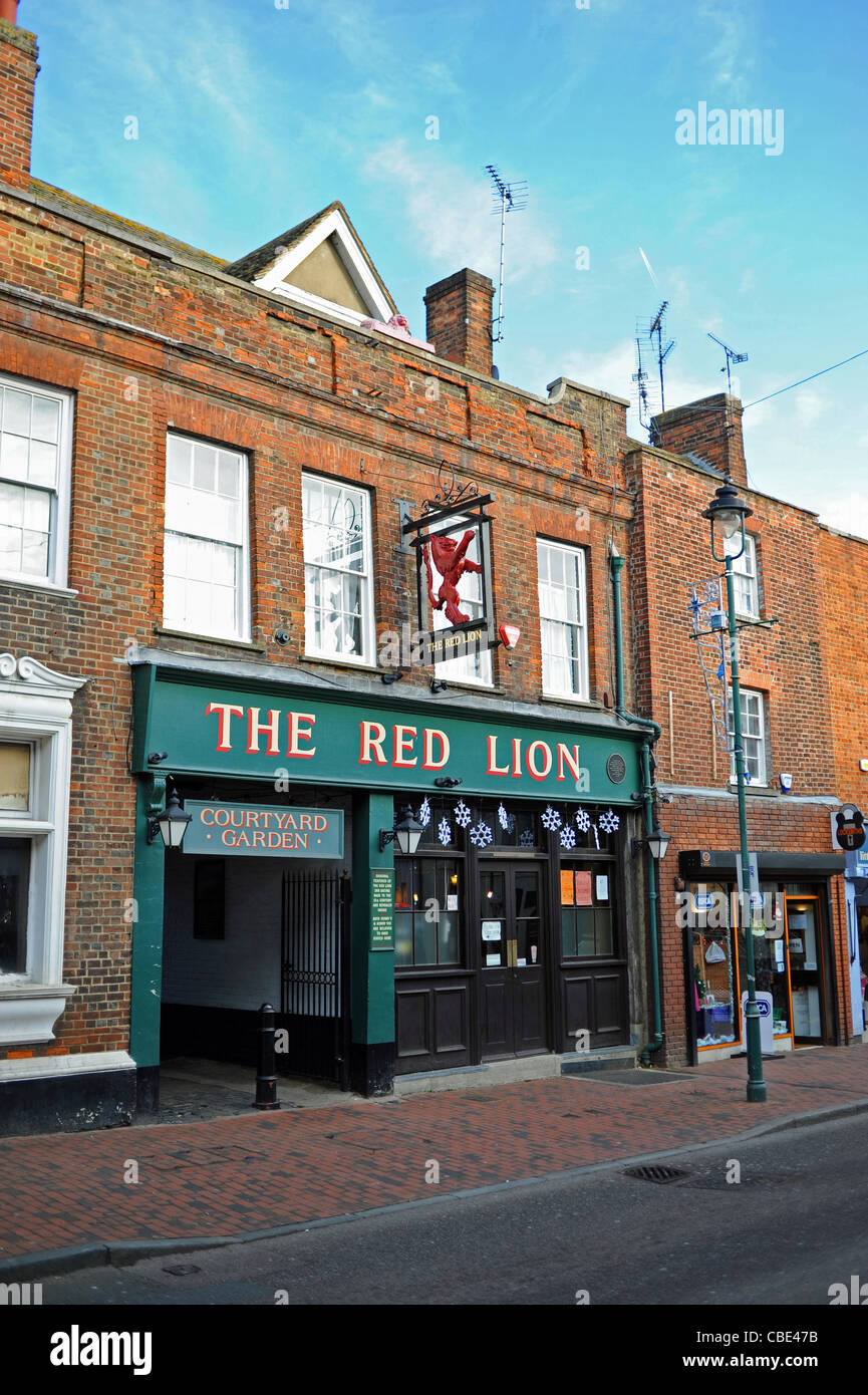 The Red Lion pub in Sittingbourne Kent UK Stock Photo - Alamy