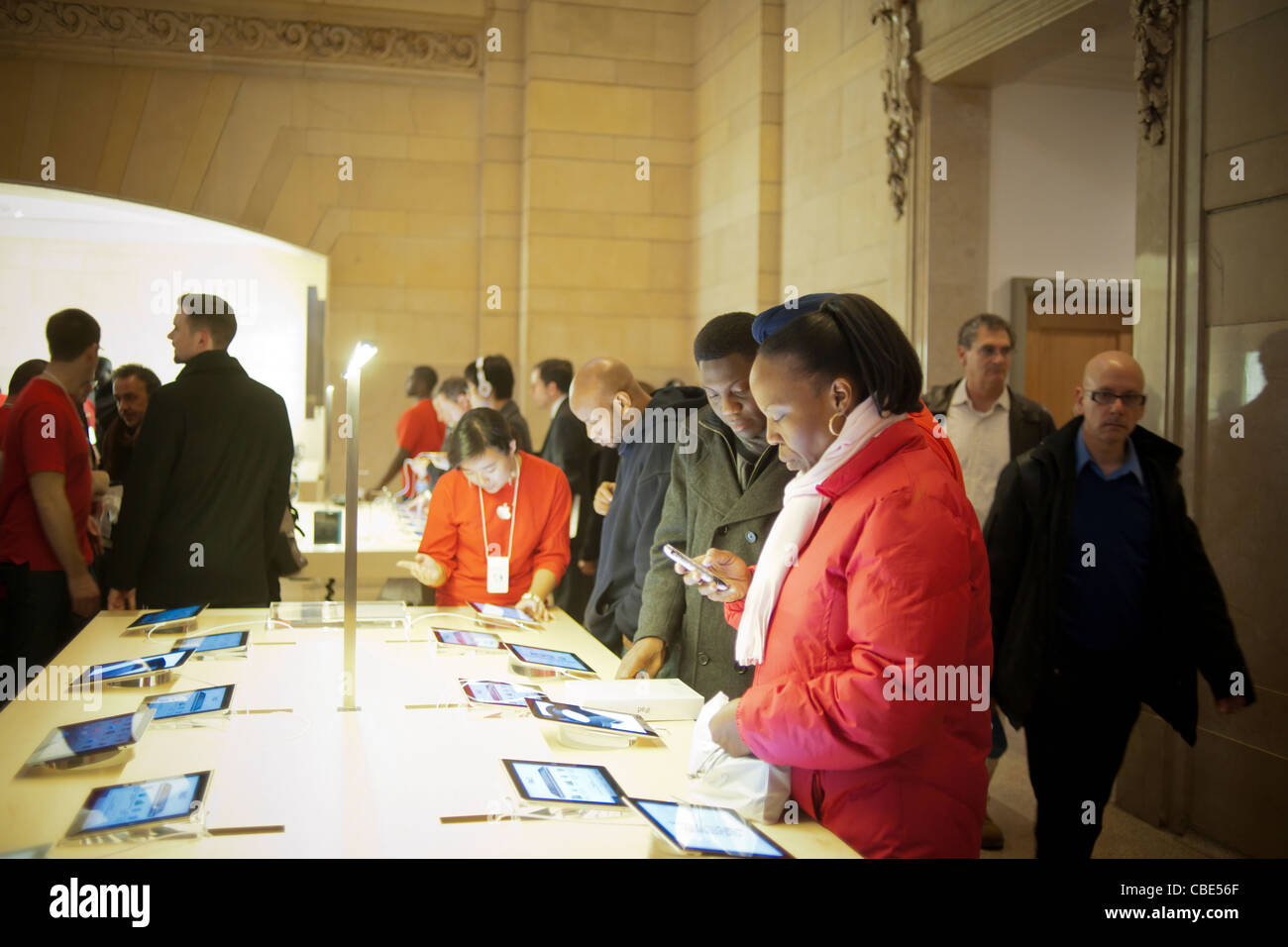 Opening of Apple's new store in Grand Central Terminal in New York ...