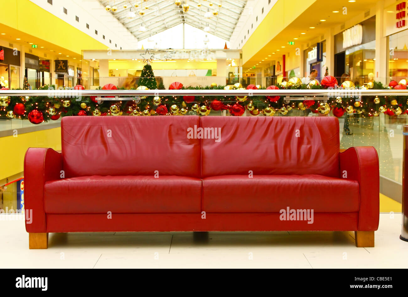 Red sofa hi-res stock photography and images - Alamy