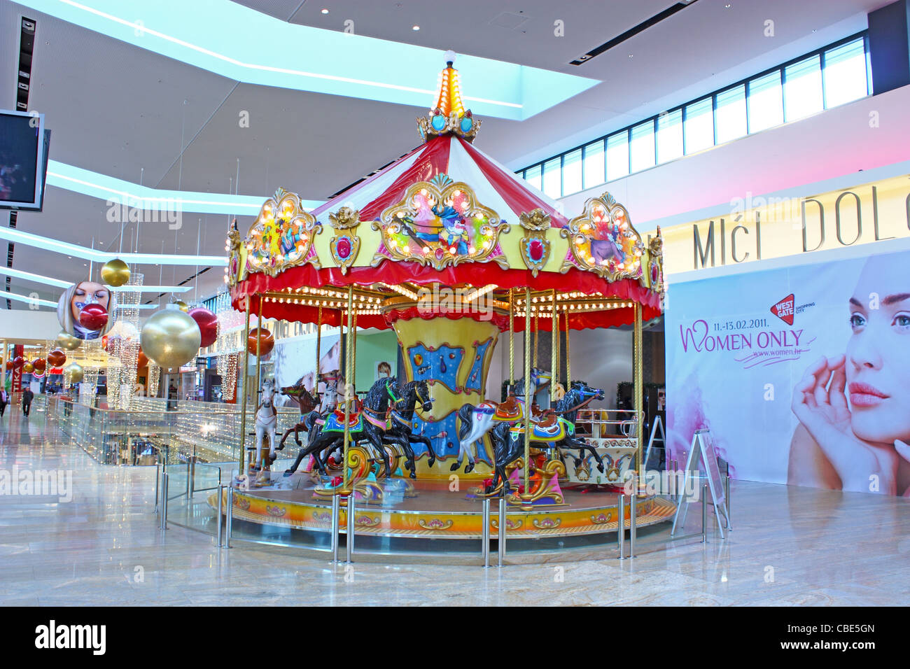 Family go shopping hi-res stock photography and images - Alamy