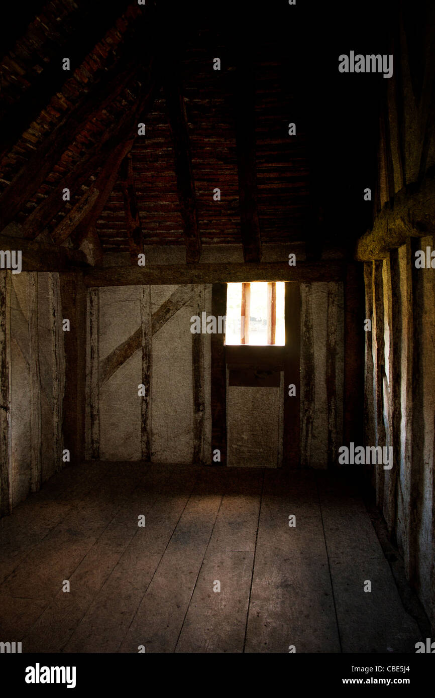 Empty room wood beams hi-res stock photography and images - Alamy
