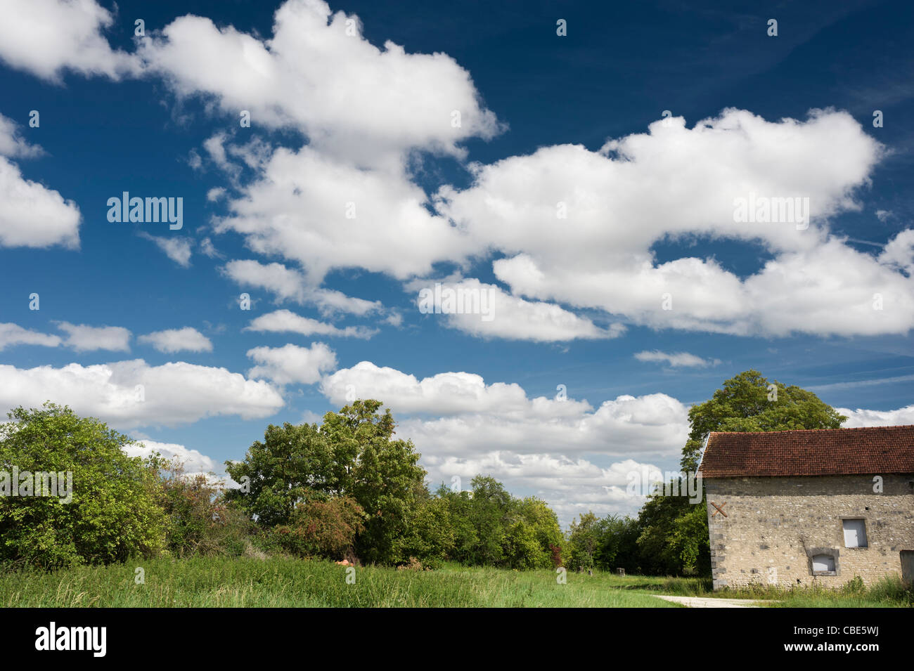 French farmhouse hi-res stock photography and images - Alamy