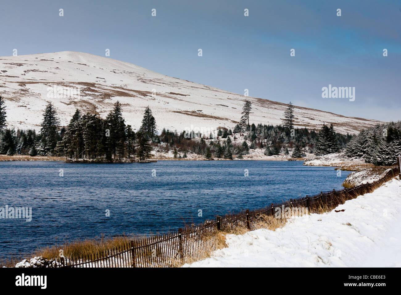 A snowy view of a lake in the brecon Beacons , Wales in winter Stock ...