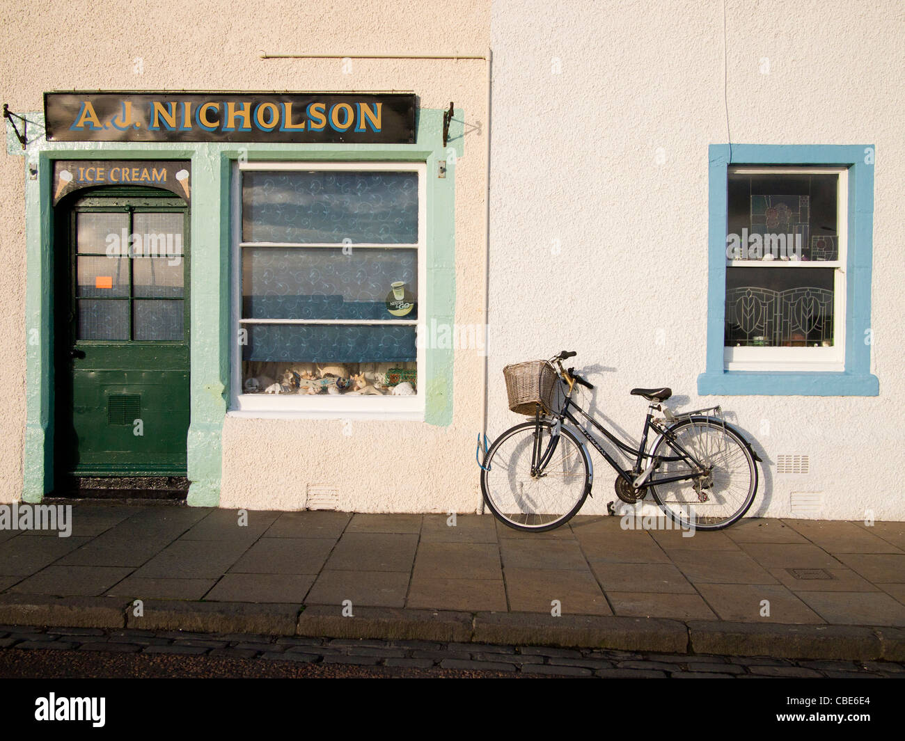 Traditional shopfront scotland hi-res stock photography and images - Alamy