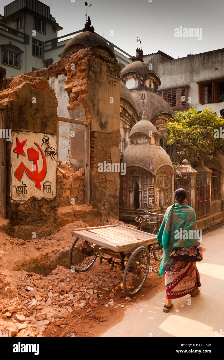 India, West Bengal, Kolkata, Baranagar, small roadside temple beside ...