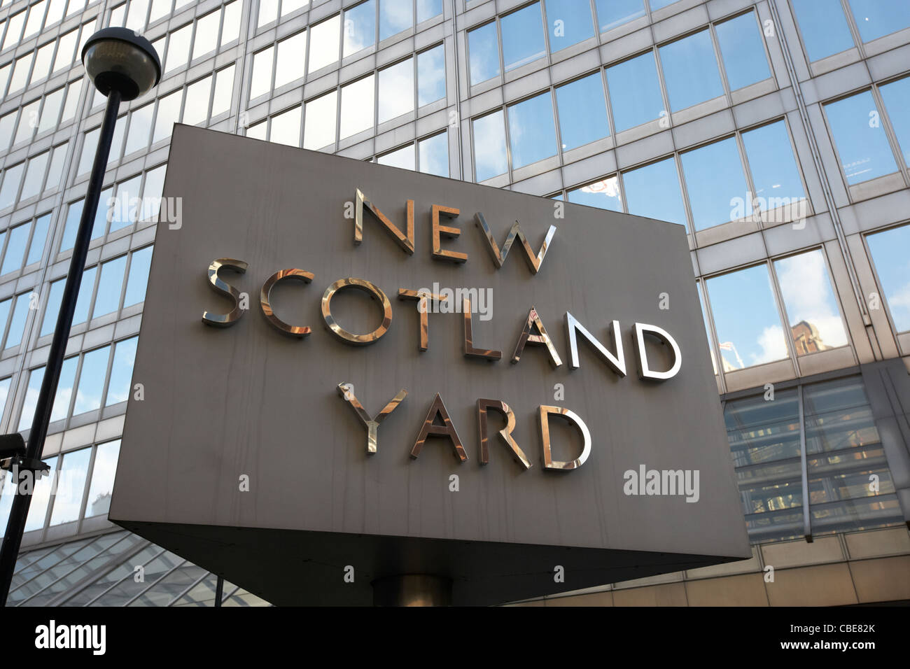 New scotland yard police headquarters hi-res stock photography and ...