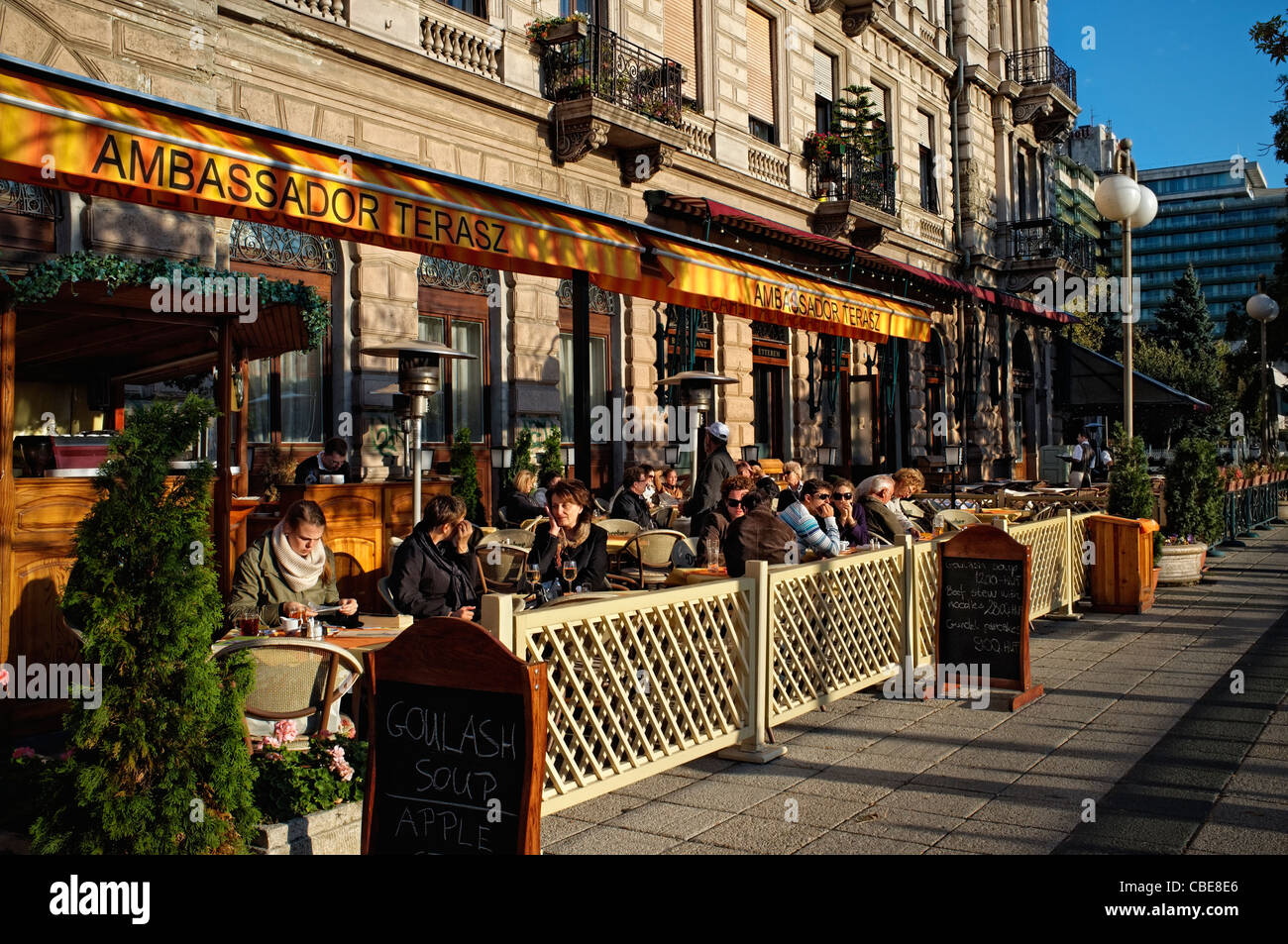 Pavement street cafe hi-res stock photography and images - Alamy