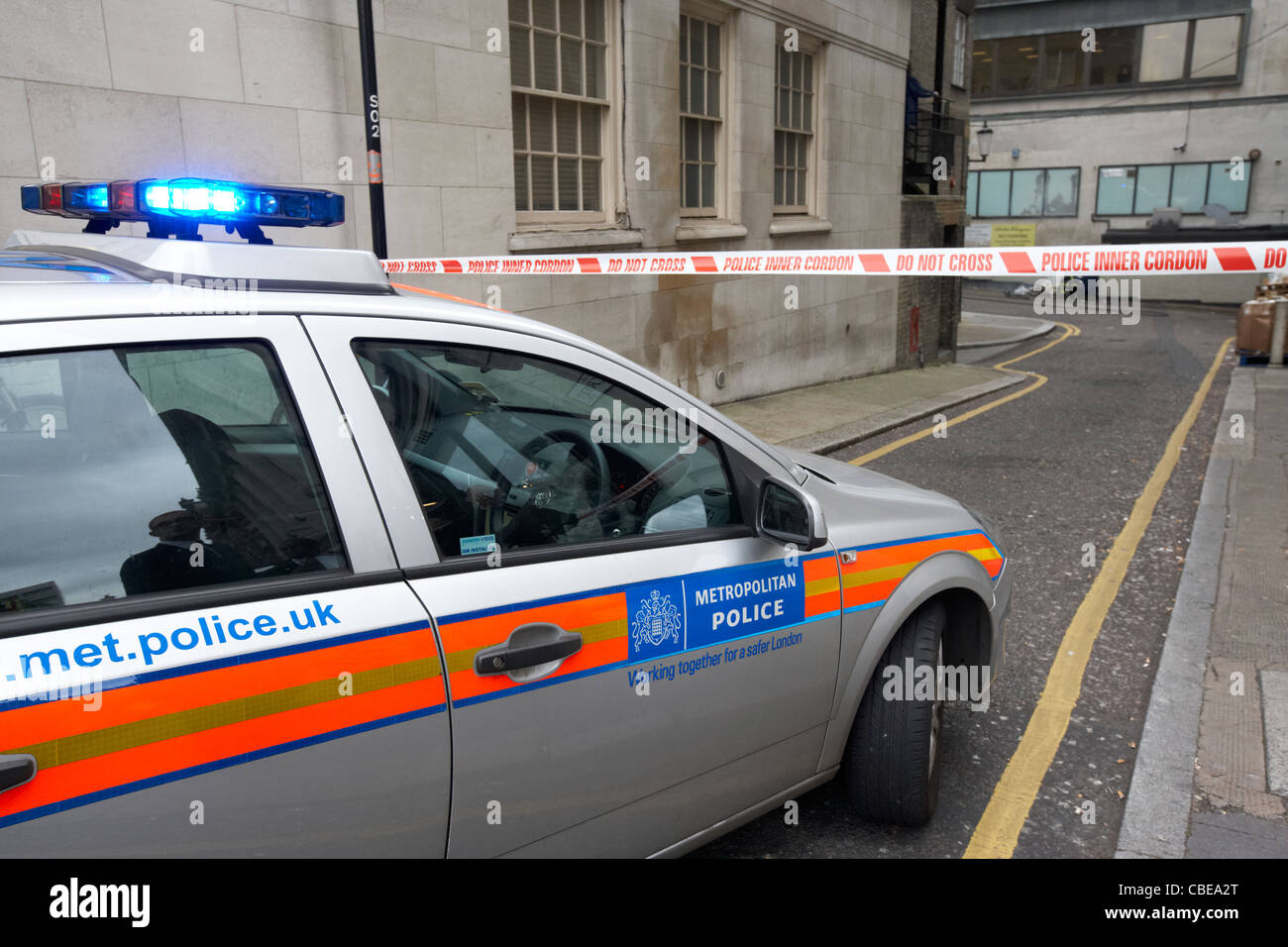 metropolitan police squad car with police inner cordon do not cross ...