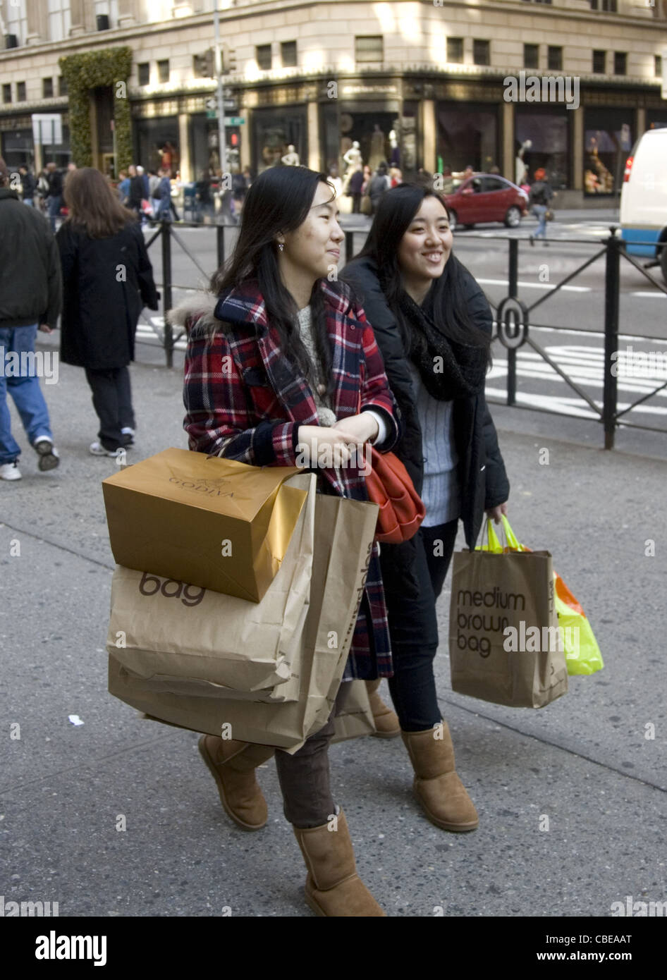 Holiday shoppers stroll along 5th Avenue in NYC Stock Photo - Alamy
