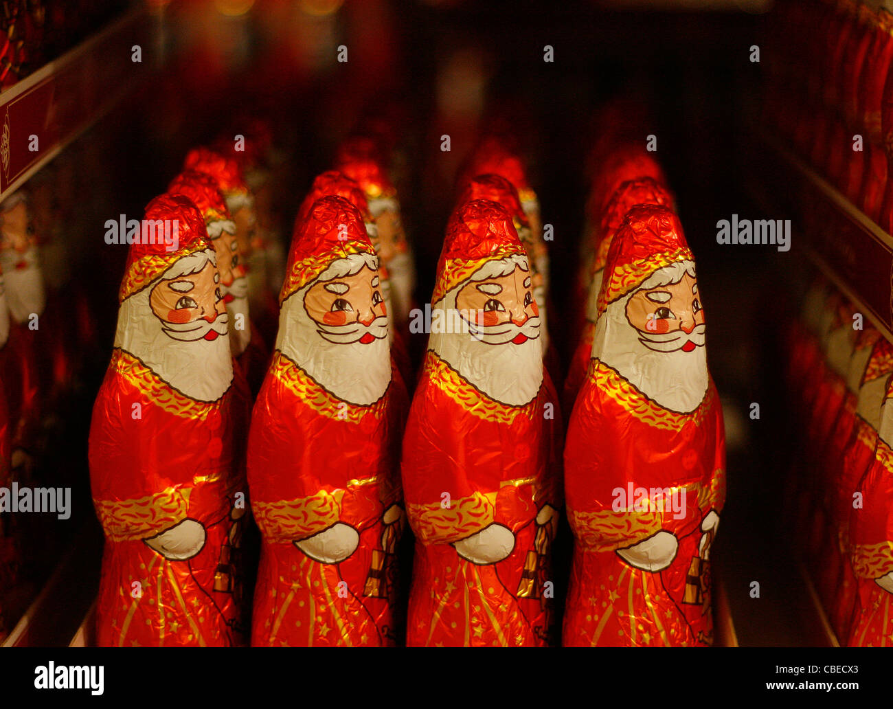 Chocolate figures of Santa Claus displayed in a supermarket Stock Photo ...