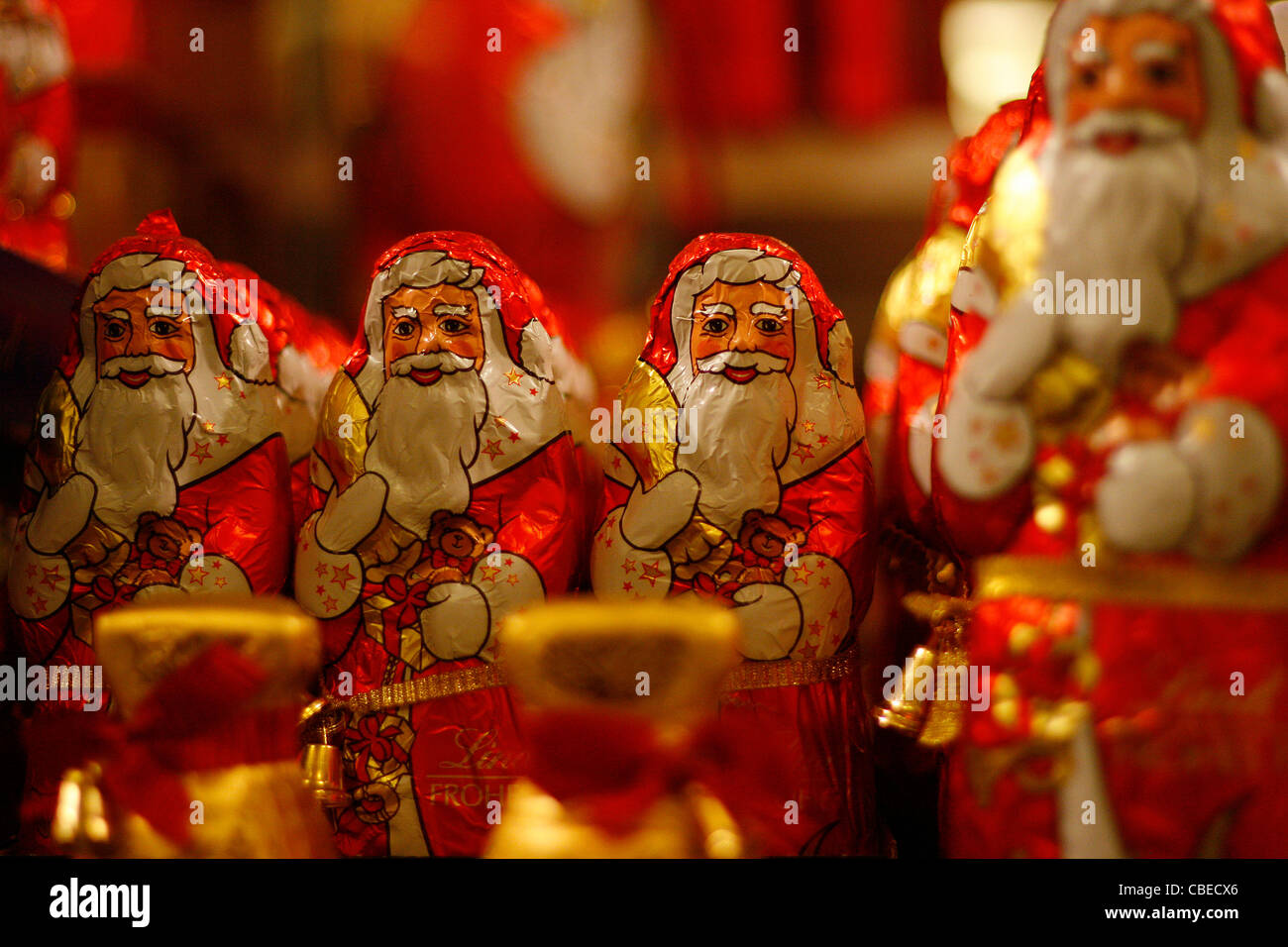 Chocolate figures of Santa Claus displayed in a supermarket Stock Photo ...