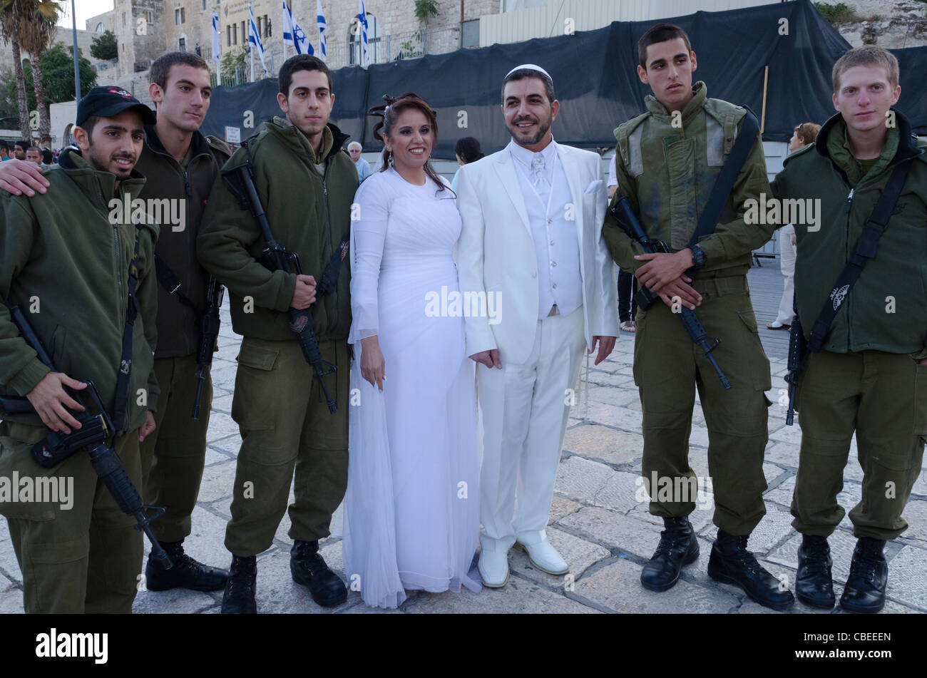 Bride and groom at the western wall hi-res stock photography and images ...