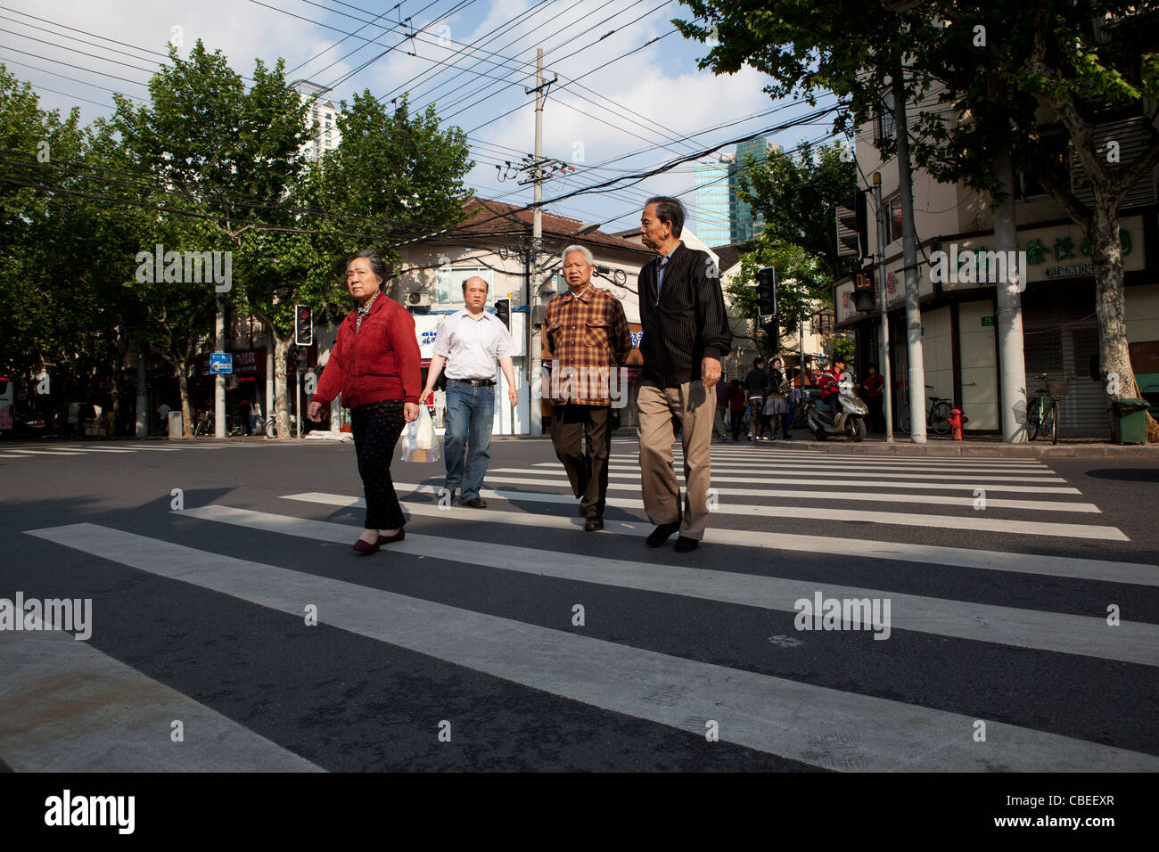 Shanghainese crossing road Stock Photo - Alamy