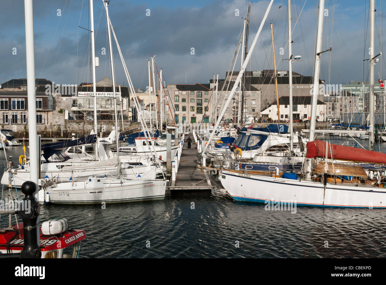 Boats sutton harbour in plymouth hi-res stock photography and images ...