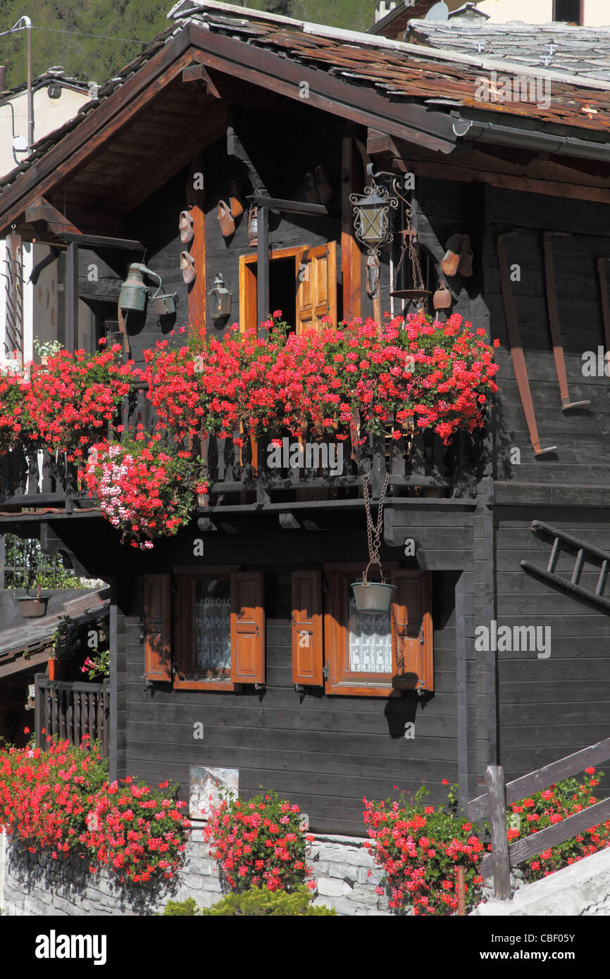Alps traditional house flowers hi-res stock photography and images - Alamy