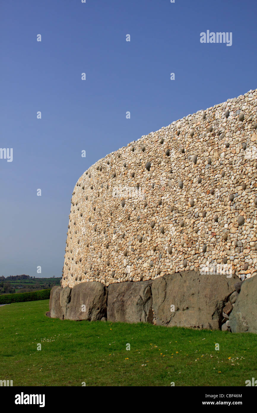 Newgrange neolithic passage tomb wall Stock Photo - Alamy