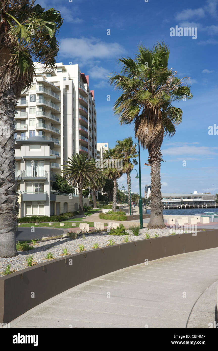 Palm trees apartment blocks hi-res stock photography and images - Alamy