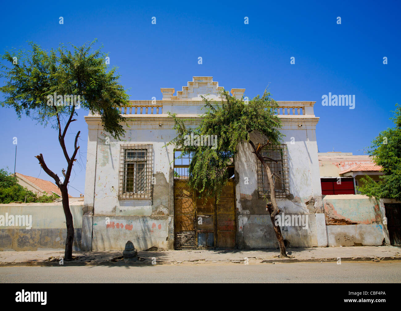 Blue colonial house hi-res stock photography and images - Alamy