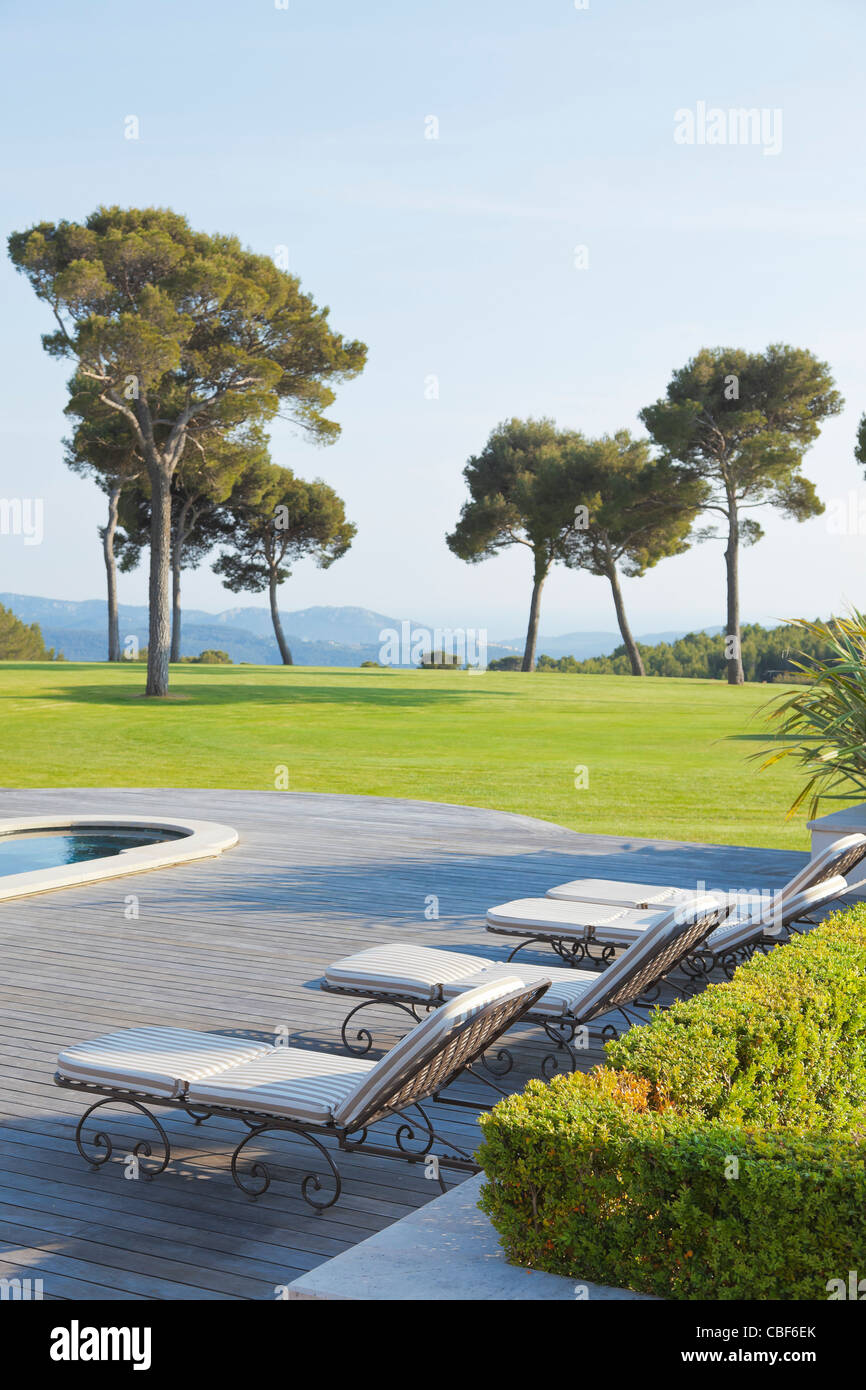 Pool and deckchairs in the park of the Hotel du Castellet., HOTEL DU ...