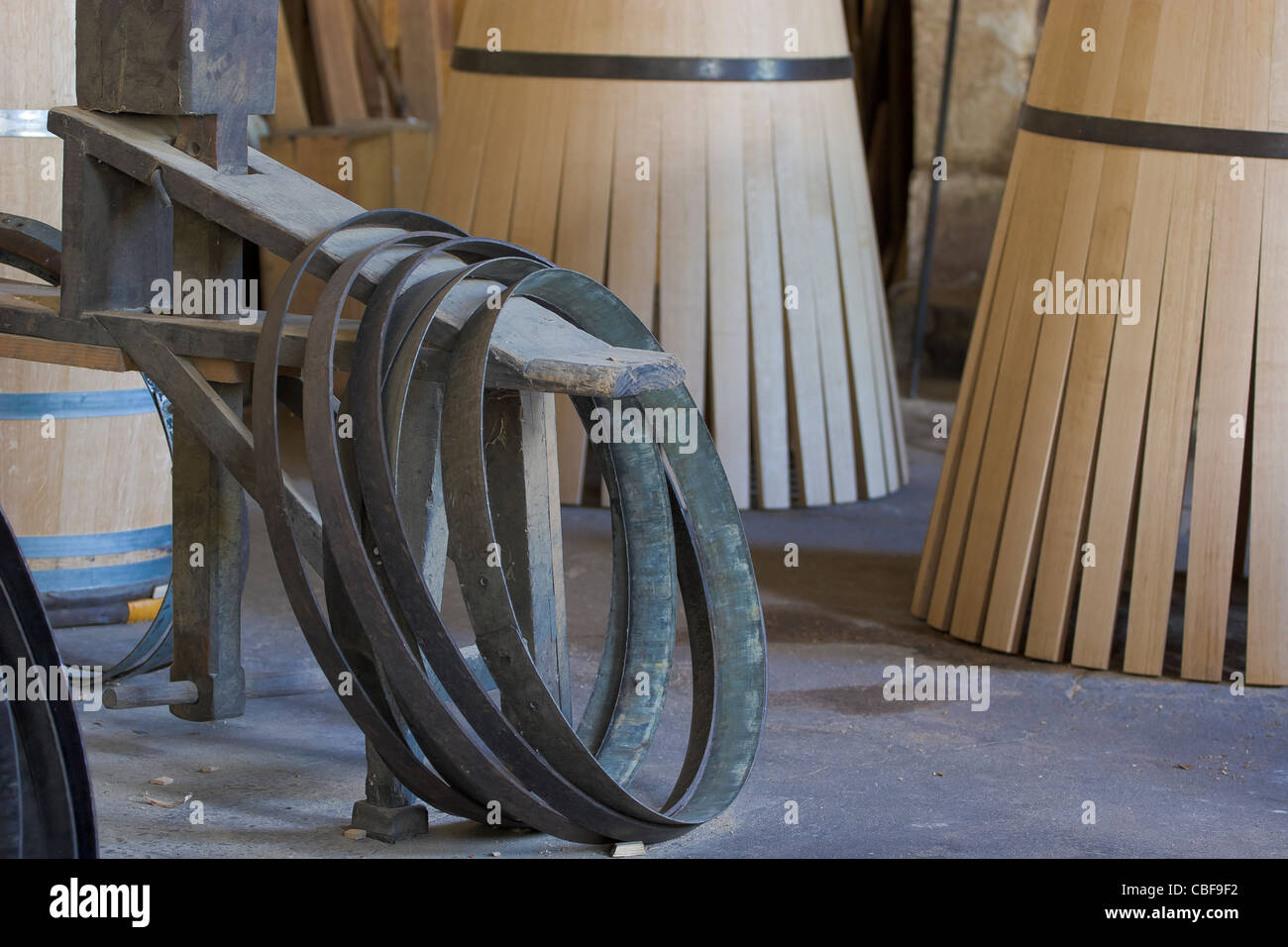 Assembly of a barrel process., The Château Margaux wine waits 25 months ...