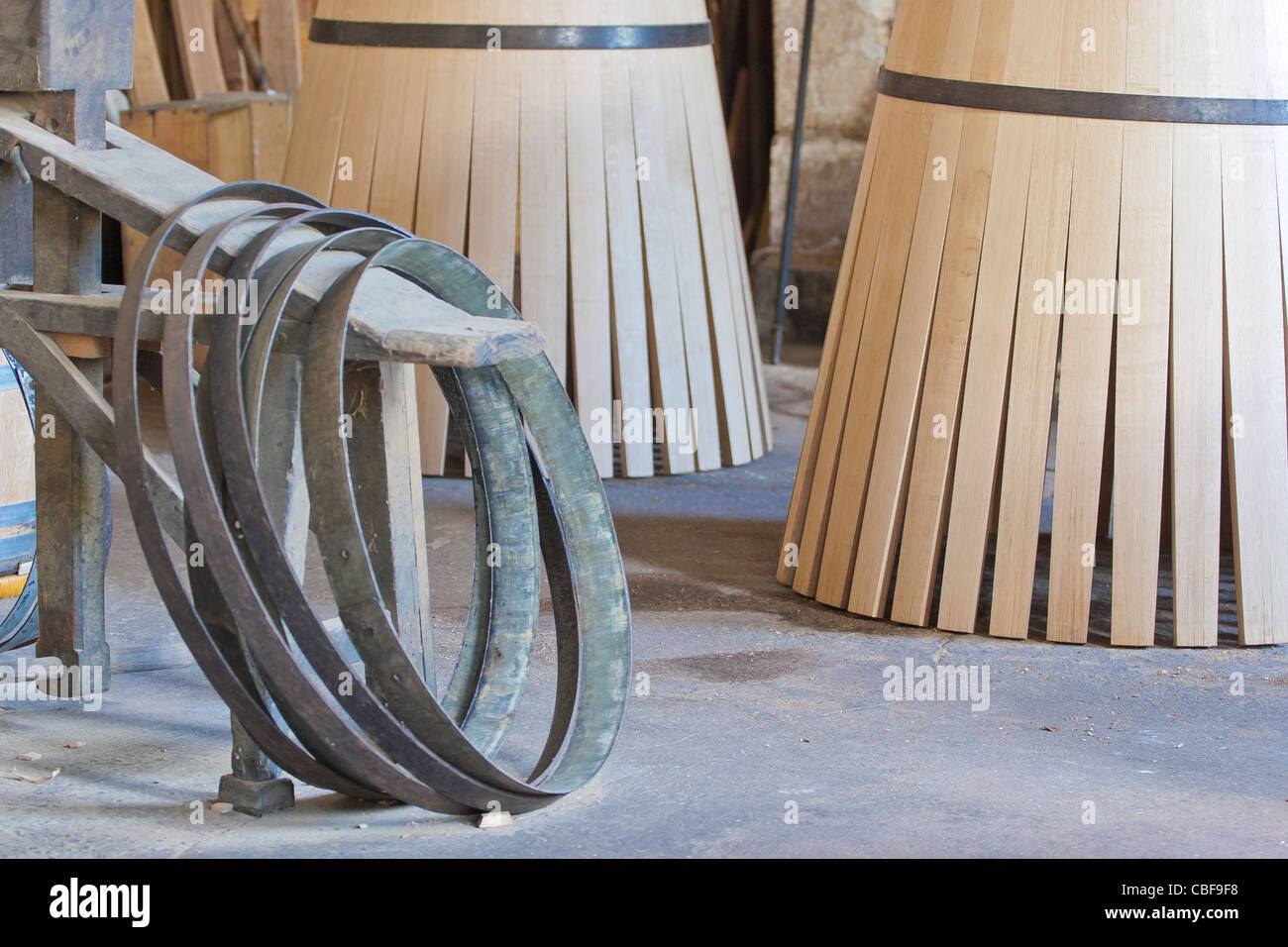 Assembly of a barrel process., The Château Margaux wine waits 25 months ...