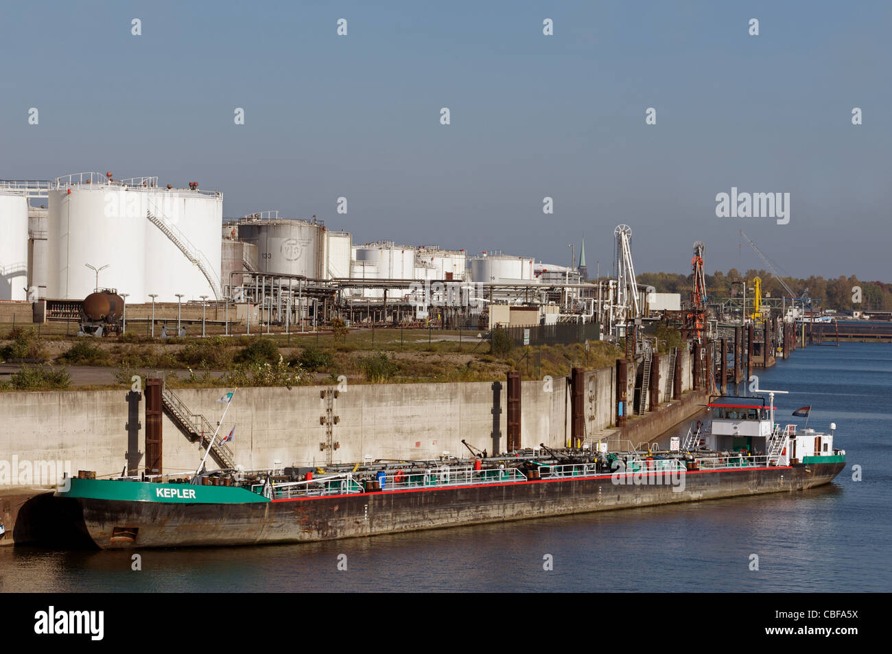 Oil storage tanks hi-res stock photography and images - Alamy