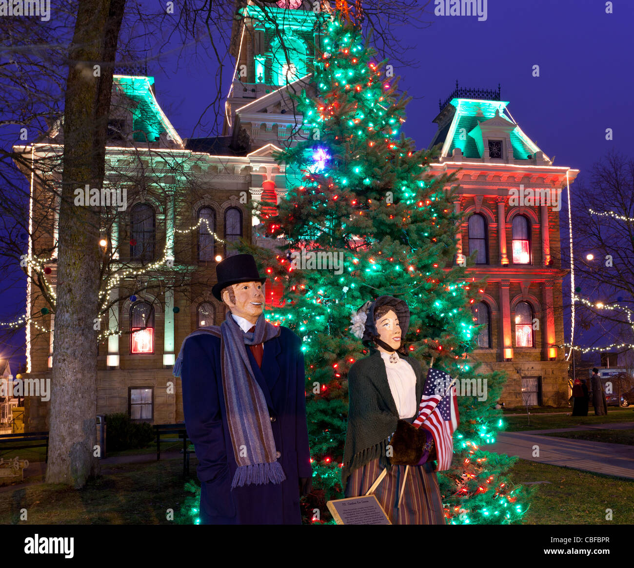 CAMBRIDGE, OHIO - NOVEMBER 24: Christmas lighting on the old Court ...