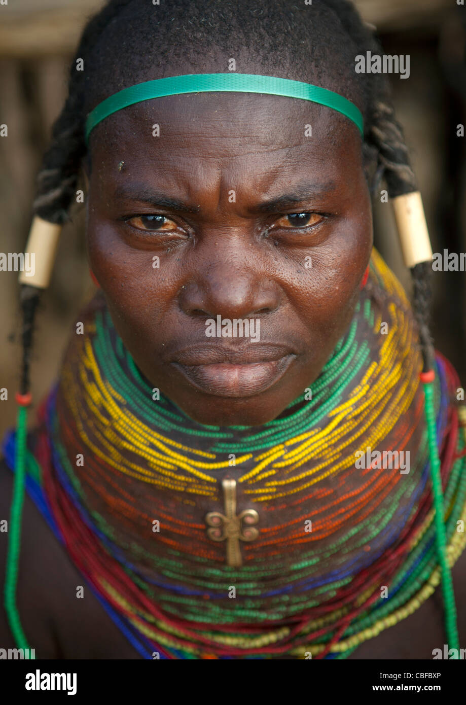 Mwila Woman With Vilanda Necklace, Chibia Area, Angola Stock Photo - Alamy