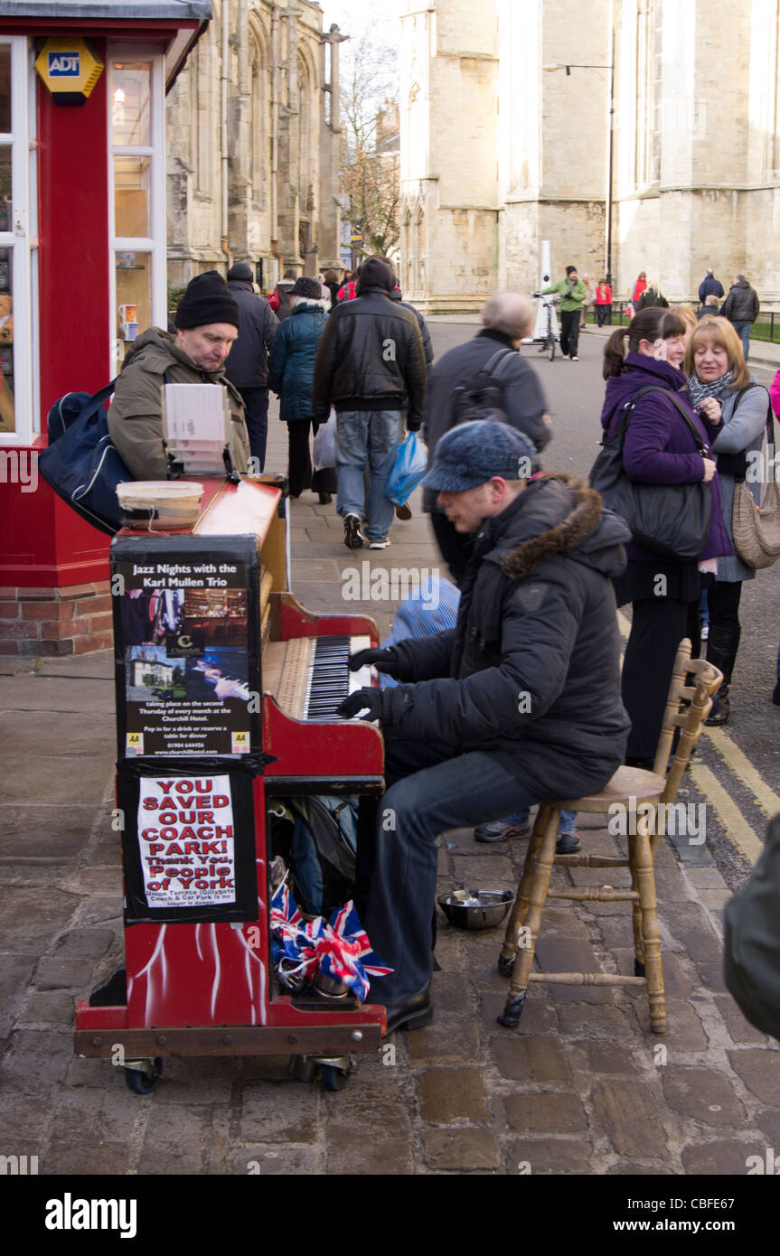 Crowd uk street hat hi-res stock photography and images - Alamy